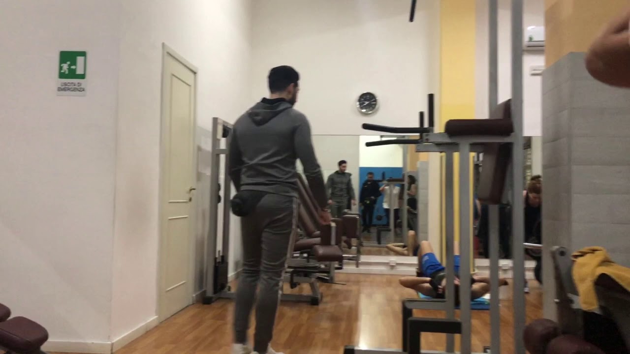 Very Normal Gym Light Fitness Palestra - YouTube