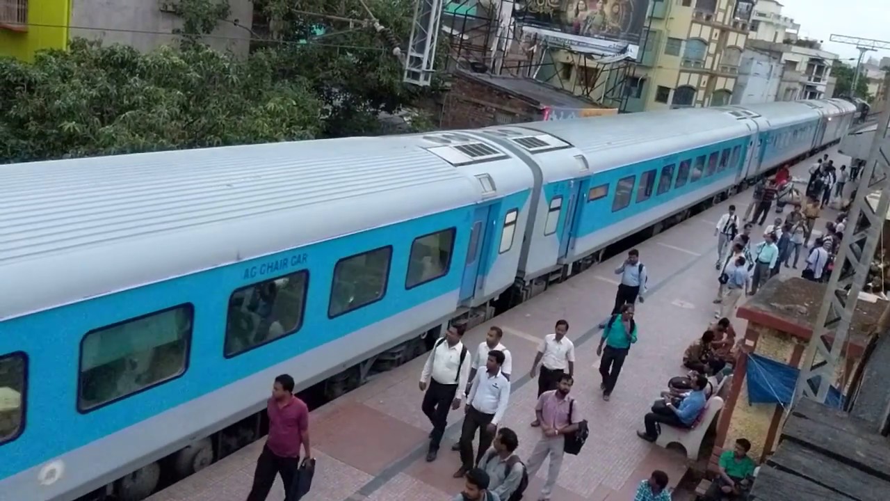 Train from Bangladesh to India : Bandhan Express, top view! - YouTube