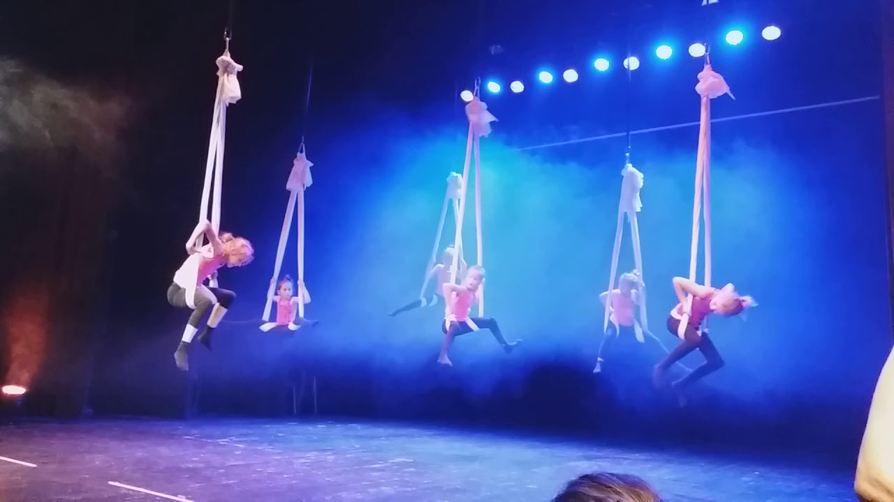 Taniec na szarfach- grupa Young Fly - YouTube