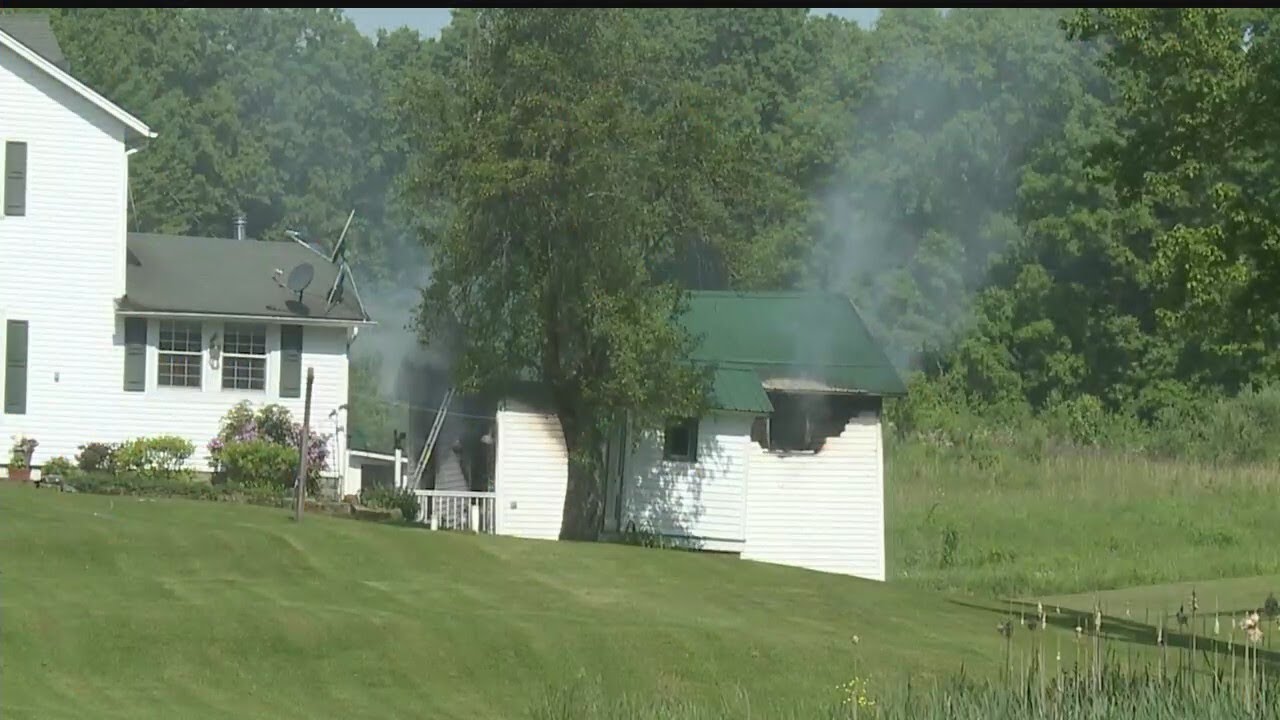 Local fire crews respond to pie shop fire - YouTube