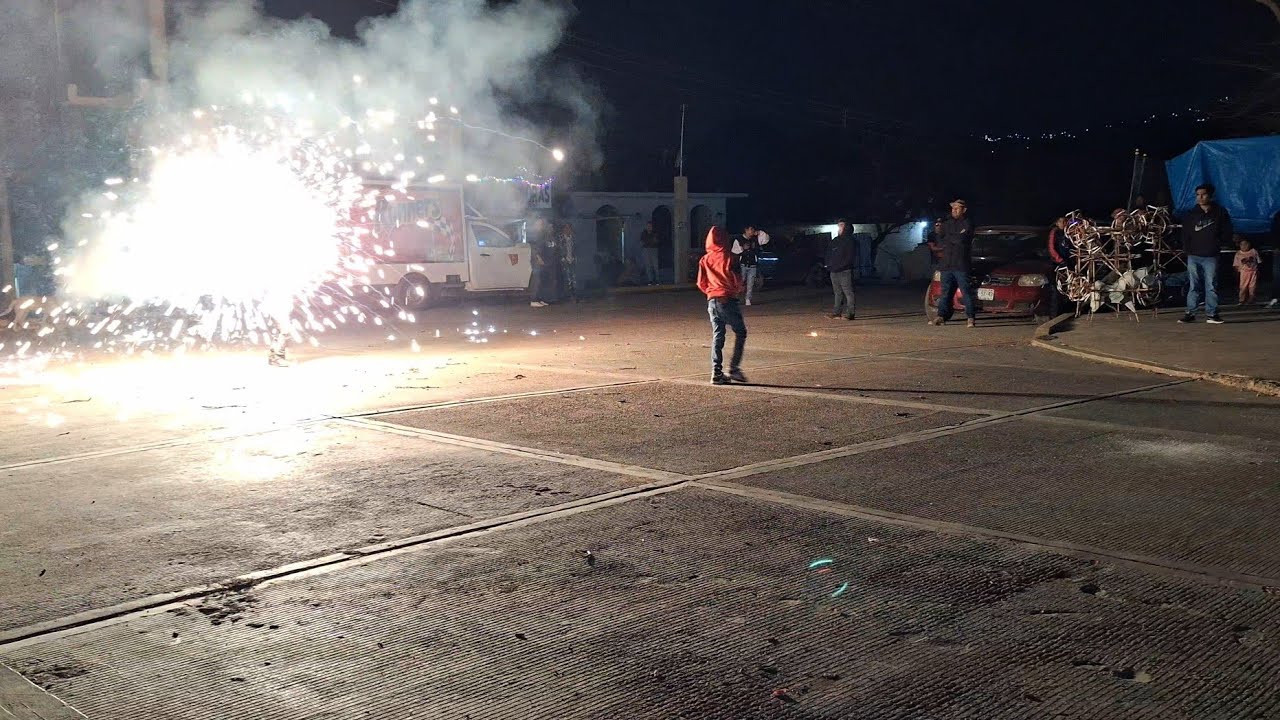 Asi se divierten los niños con los toritos pirotecnicos 🧨🎆 - YouTube