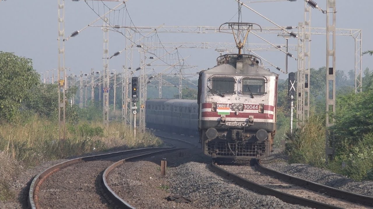 22954/GUJARAT SUPERFAST EXPRESS - YouTube