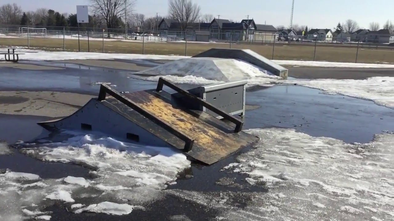Traxxas slash 2x4 jump - YouTube