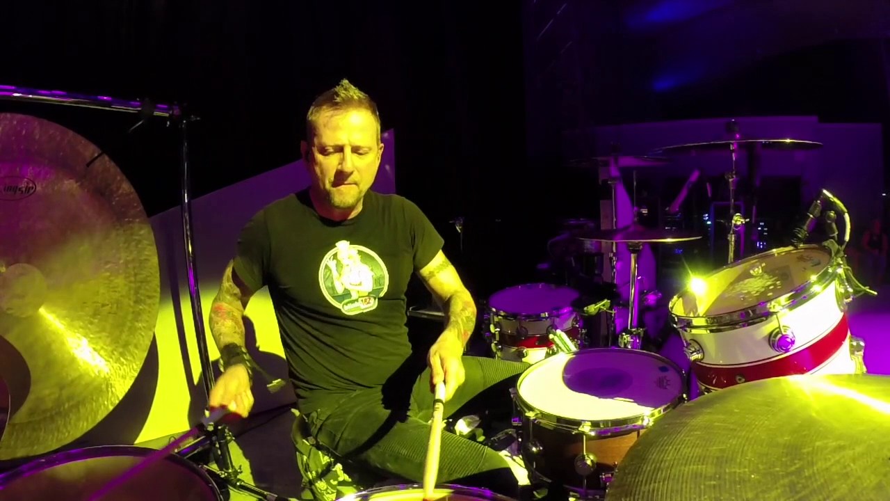 Foreigner drum/keyboard solo - YouTube