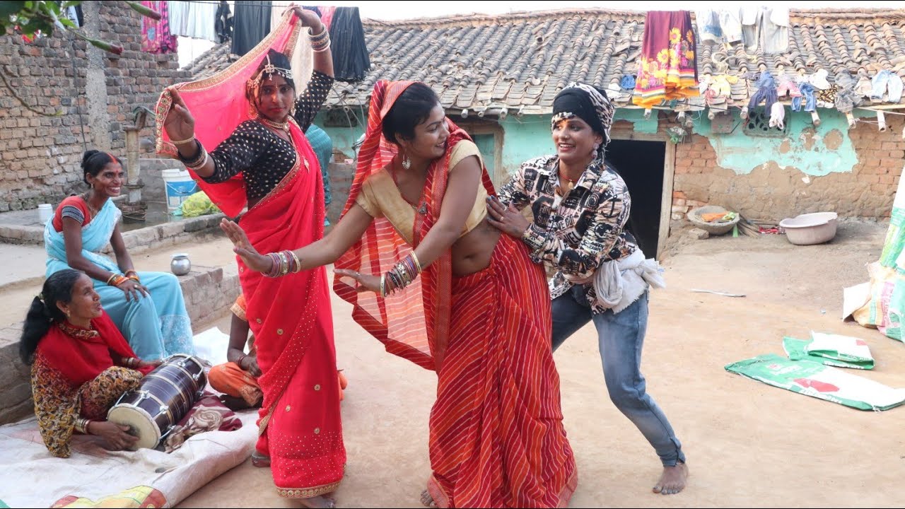 देहात की औरत ने तो कमाल कर दिया, ऐसा डांस किया देख कर मजा आ जाएगा, ndn comedy - YouTube