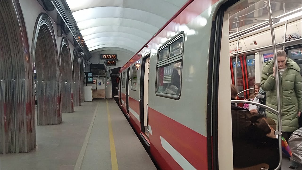 Поездка на поезде "81-722 Юбилейный" от станции "Площадь мужества" до ...