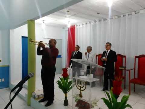 Irmão Sena do trompete segura na mão de Deus