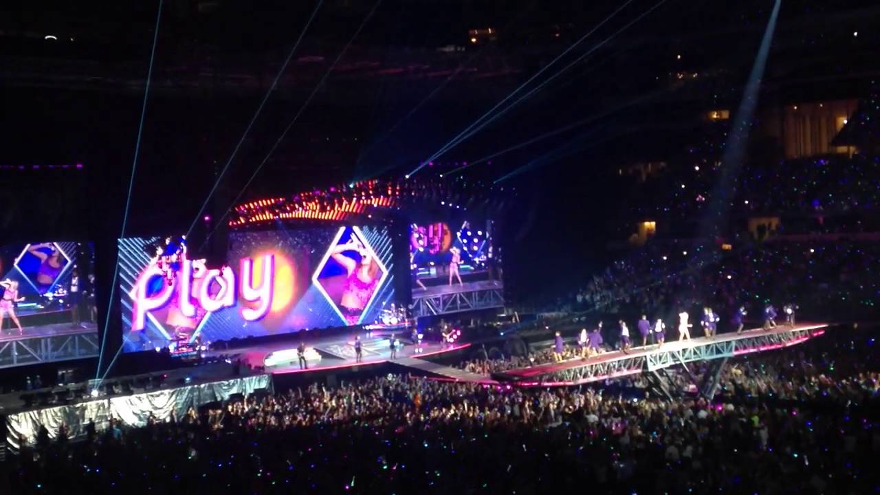 Taylor Swift - Shake It Off (Live Arlington, TX 10/17/15) - YouTube