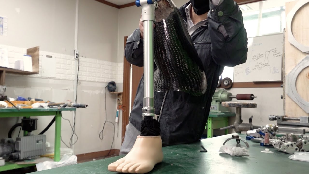 Process of Making a Carbon Prosthetic Leg for Amputee by a Korean Prosthesis Artisan. - YouTube