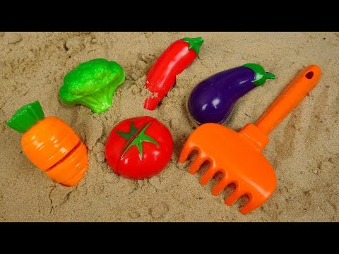 Çocuklar için kum oyunları. Okan ile kum havuzunda bahçe oyunu. Bebek oyunu.