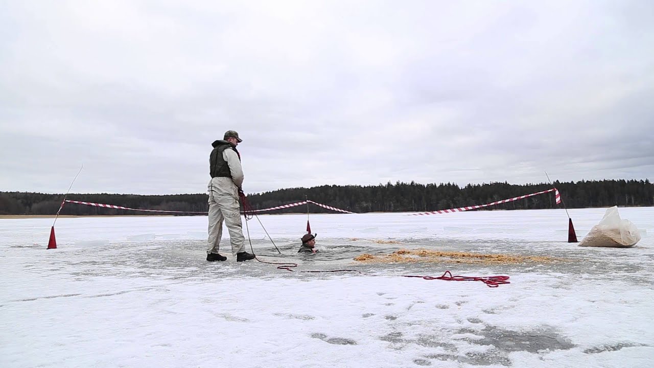 Blivande soldater badar isvak - YouTube