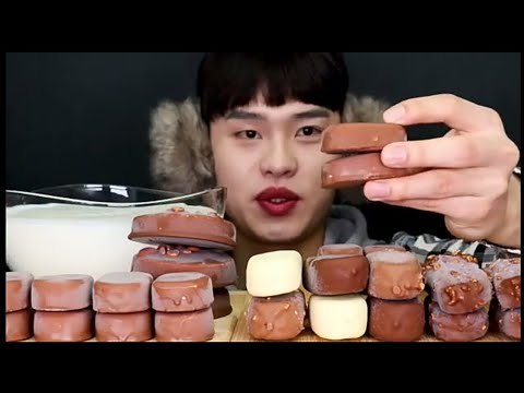 Mukbanger eating icecreams in winter #mukbang #chocolate - YouTube