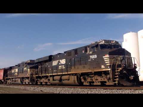 NS 148 @ CLYMERS, IN 11 7 23 NS 7669 NS 9878 BNSF 7094DPU - YouTube