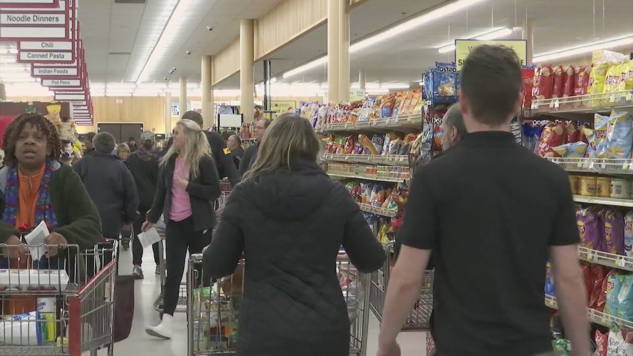 Last minute shoppers rush to grocery stores ahead of Thanksgiving - YouTube