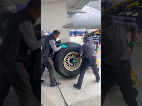 Airbus A321 #1 wheel assembly change. THIS IS REFERENCE ONLY. - YouTube