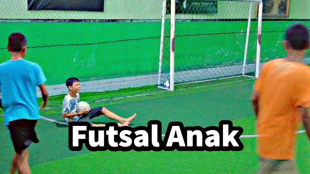 Latihan Futsal Kelas 8-B SMP Negeri 1 (Spensa) Denpasar - YouTube