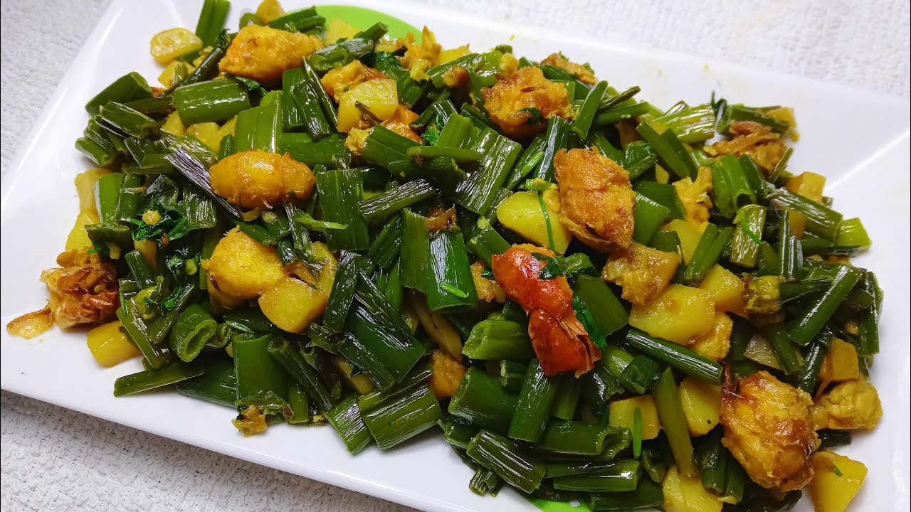 পেঁয়াজ পাতা দিয়ে চিংড়ি মাছ ভাজি|| পেঁয়াজ পাতা ভাজি রেসিপি||Peyaj ...