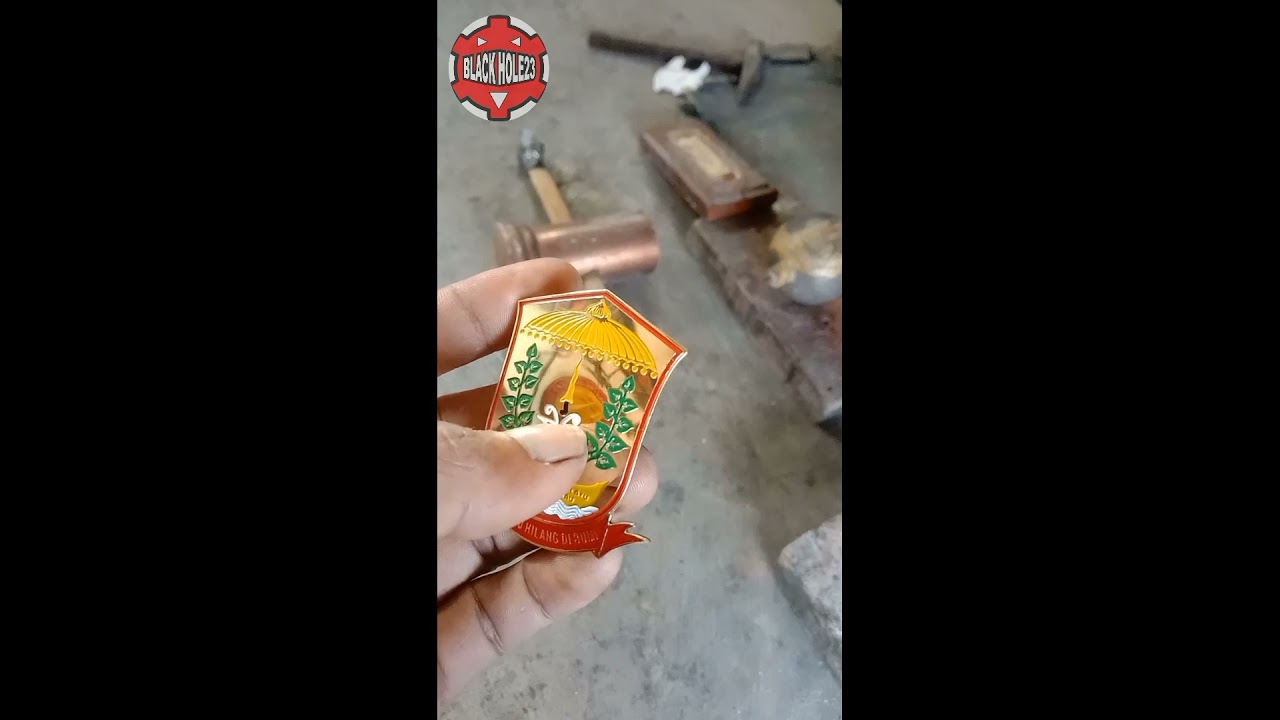 Contoh lencana dari plat kuningan - YouTube