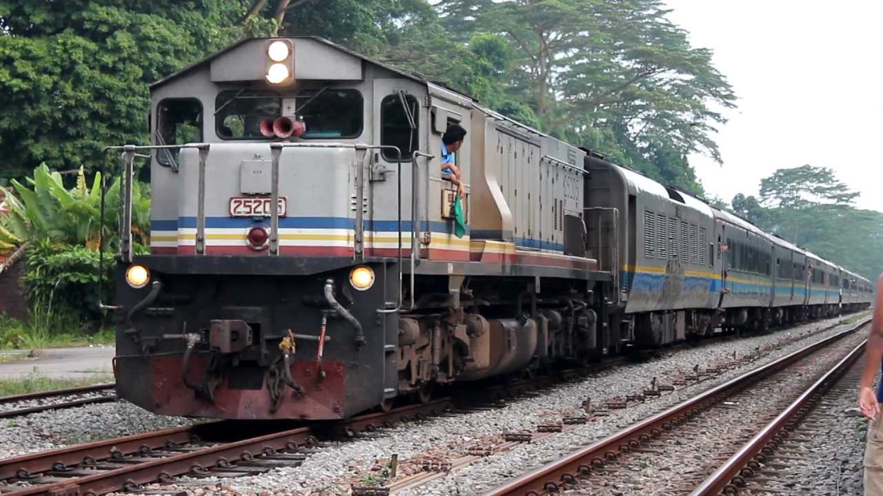 KTM 25205 Berlian with Ekspres Senandung Timuran No. 26 (Departing ...
