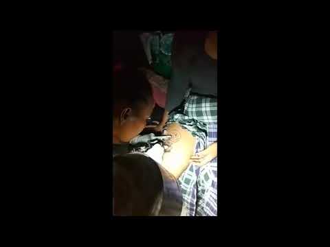 Proses Tattoo Doraemon di paha wanita