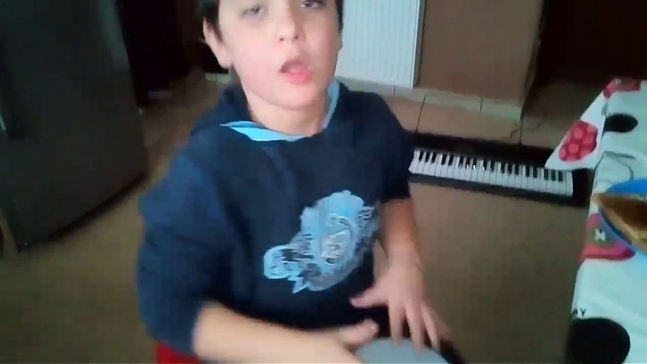 Το παιδι θαυμα!!! παιζει τουμπερλεκι και μαγευει τους παντες - YouTube