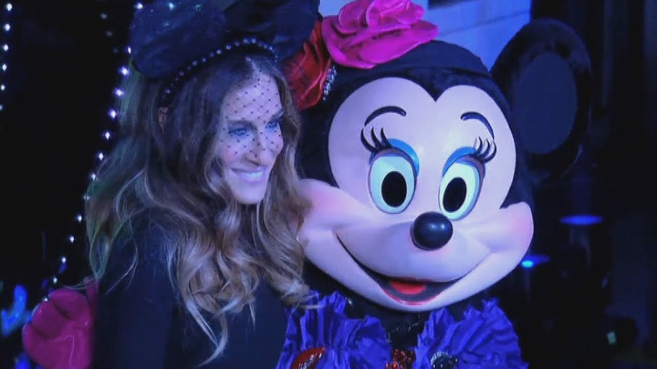 Sarah Jessica Parker unveils Barney's Christmas window display in New ...