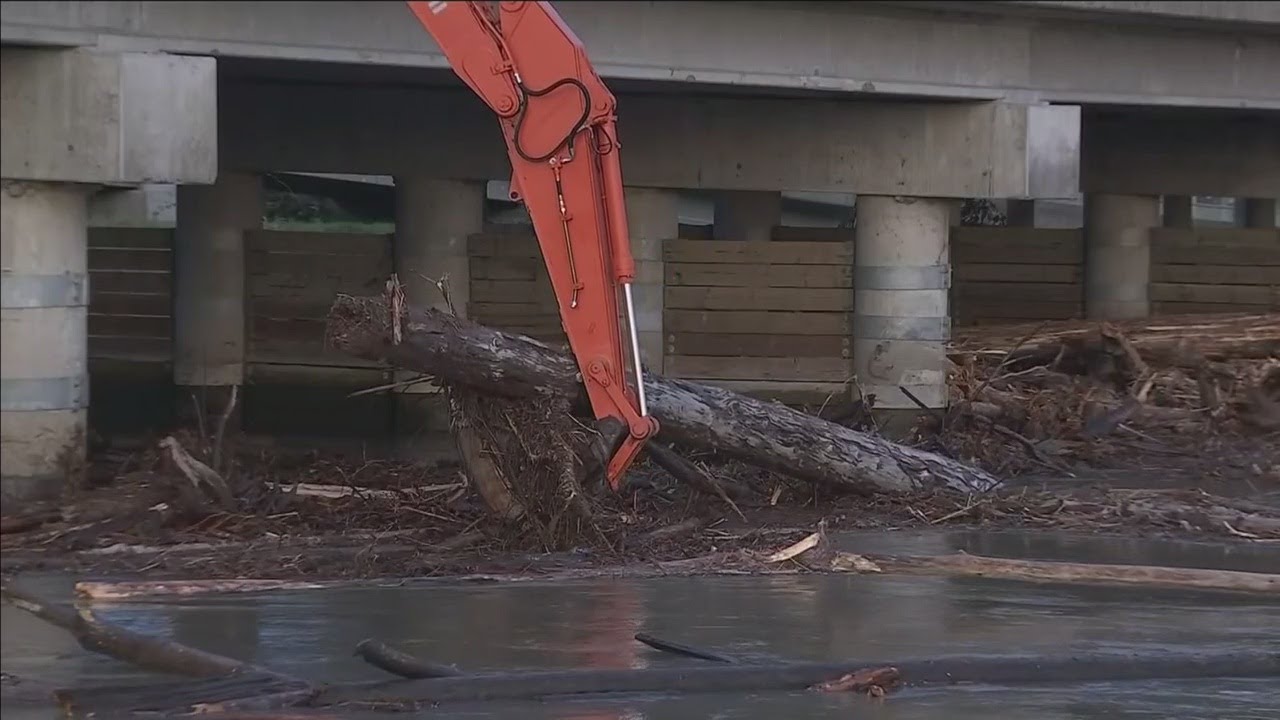VIDEO: Crews work to break up logjam - YouTube