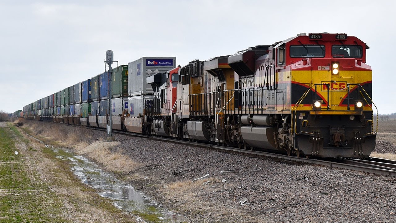 KCS SD70ACe 4185 leads UP ILDYC at Altamont, IL - YouTube