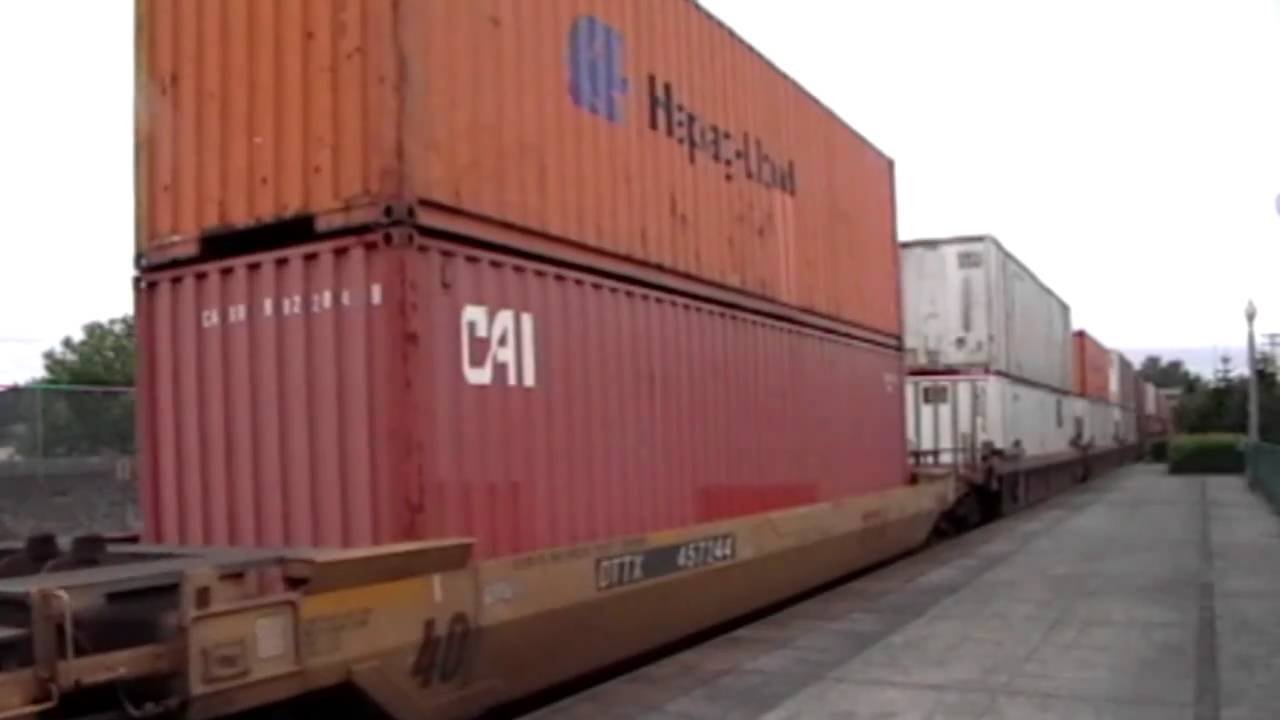 UP #5263 Slowly Passes Kelso with a Stacktrain - YouTube