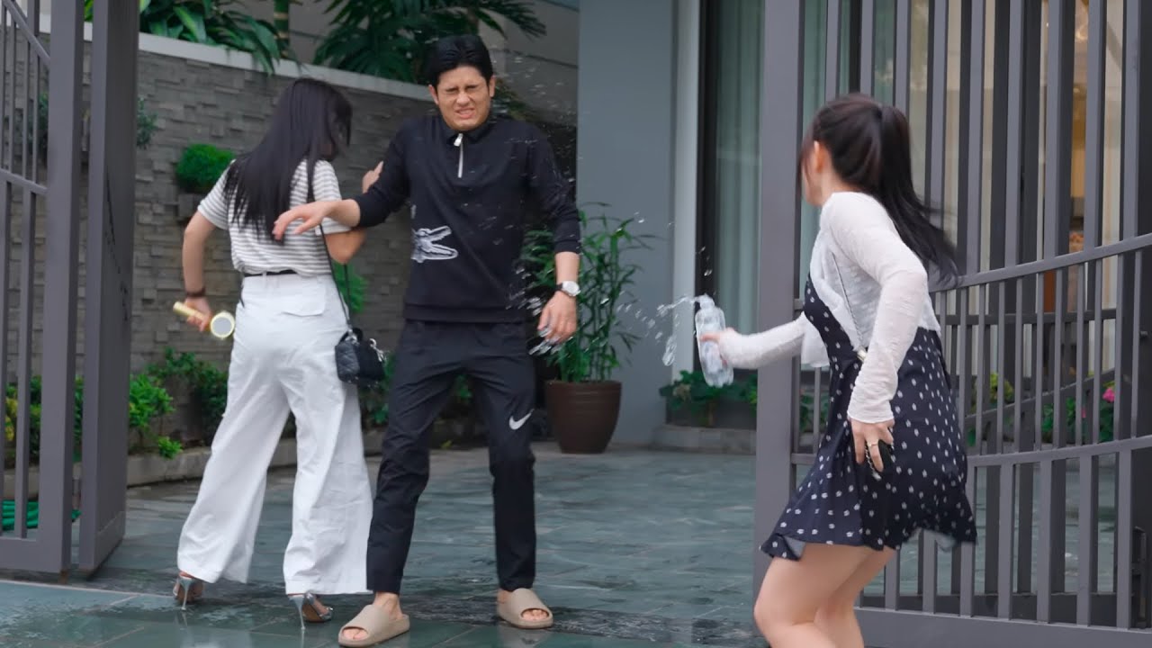 CÔ NHÂN VIÊN ĐÁO ĐỂ BẮT CƯỚP VÔ TÌNH NÉM NGUYÊN TÚI RÁC VÀO NGƯỜI CHỦ ...