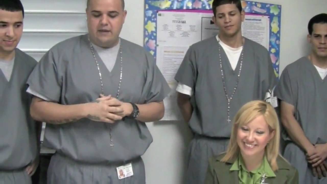 Carcel de Mayaguez Puerto Rico Curso de Prendas Kaloga - YouTube