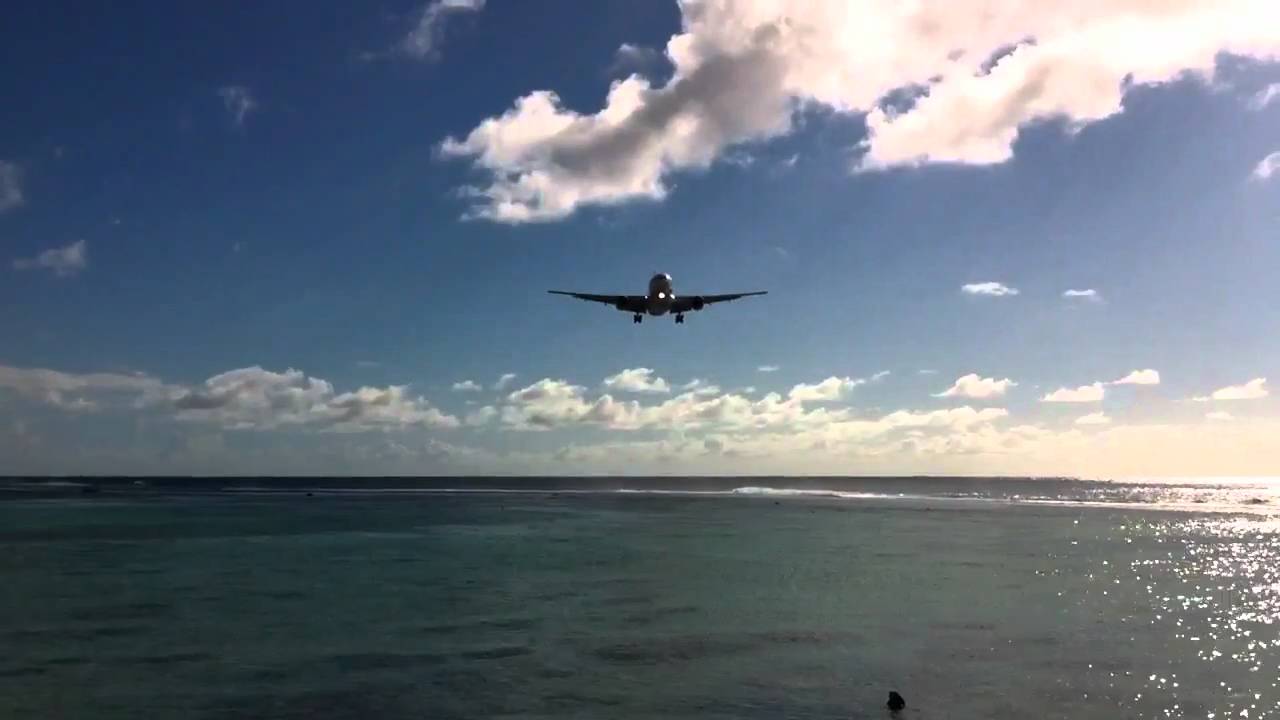 B777-200 landing at RAR - YouTube