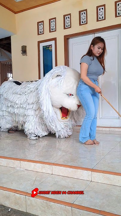 Cewek Cantik Lagi Nyapu di Makan Can Macanan - YouTube