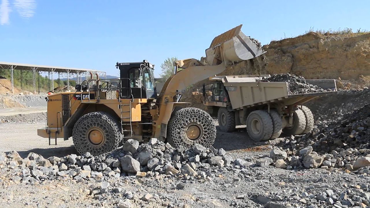 Caterpillar 990 H loading Caterpillar 775F - YouTube