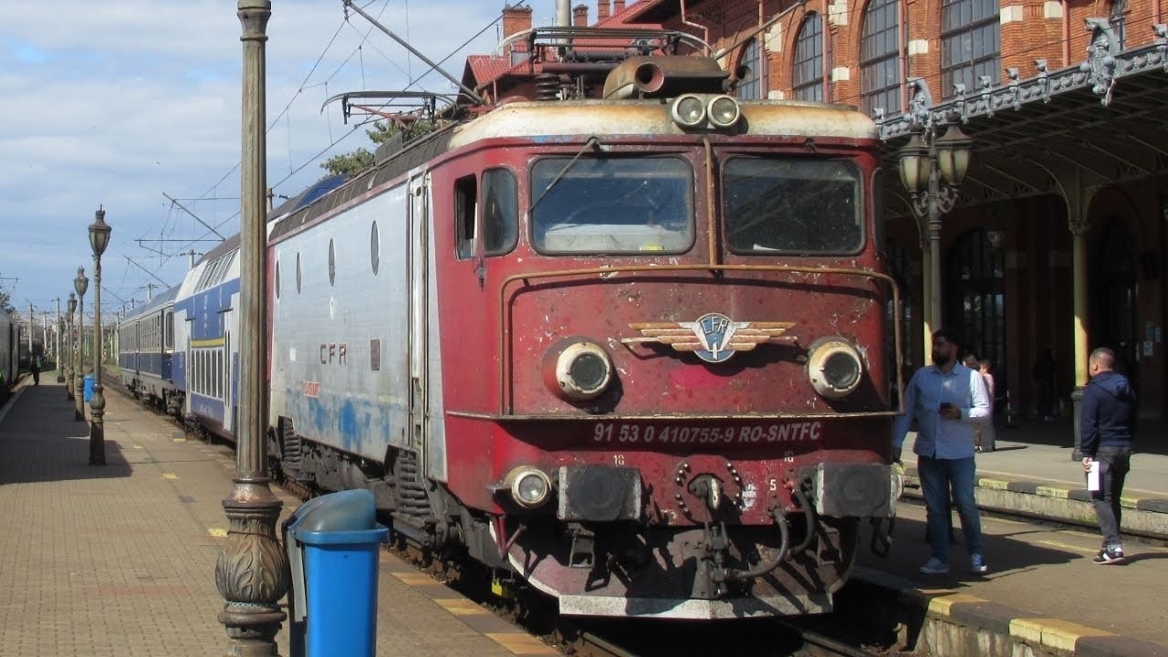 Romania: CFR class 41 electric loco departs from Suceava on a Regional ...