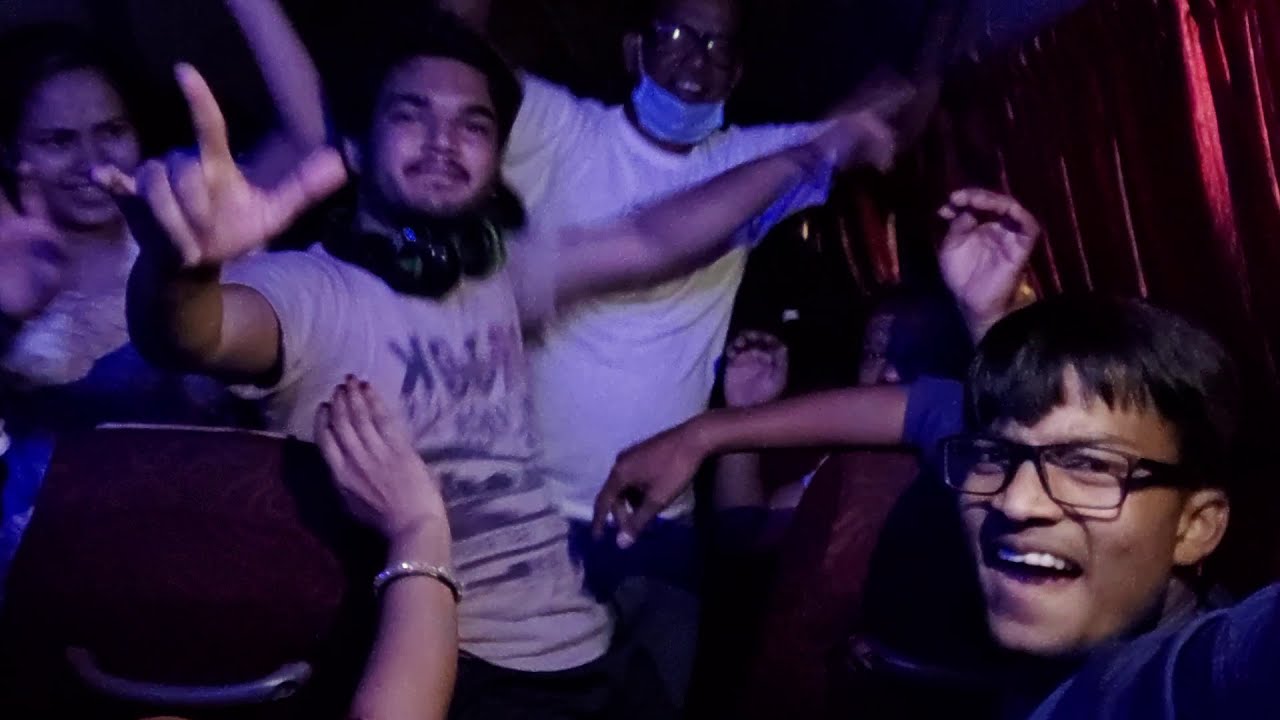 Bus turned into a DISCO 🕺🔊📢🔥💯 full FUN & MASTI | Random raw footage ...