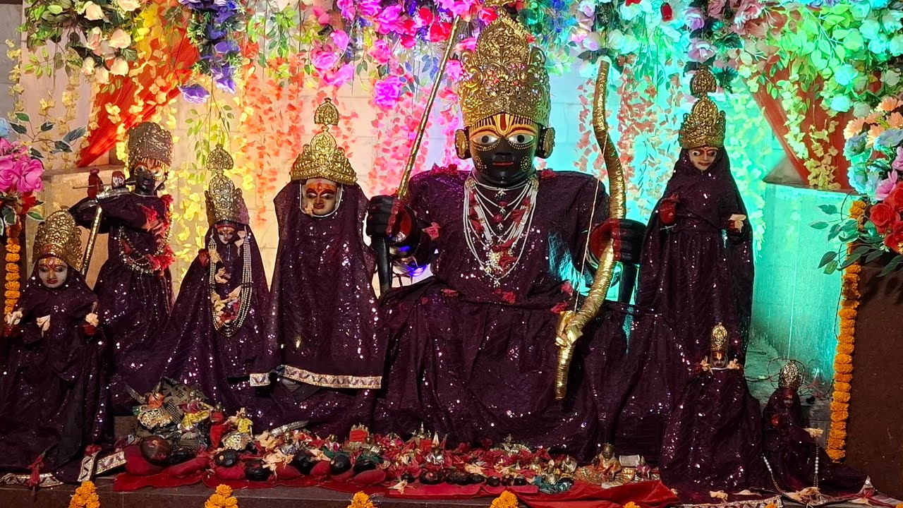 रामनवमी के अवसर पर गाँव के ठाकुरबाड़ी में सजे हैं ठाकुर जी, जय श्री राम ...