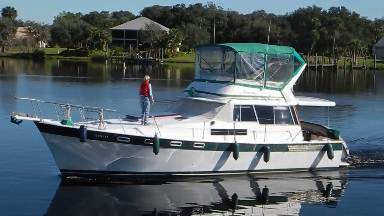 Bayliner 38 preparing to lock on the Okeechobee - YouTube
