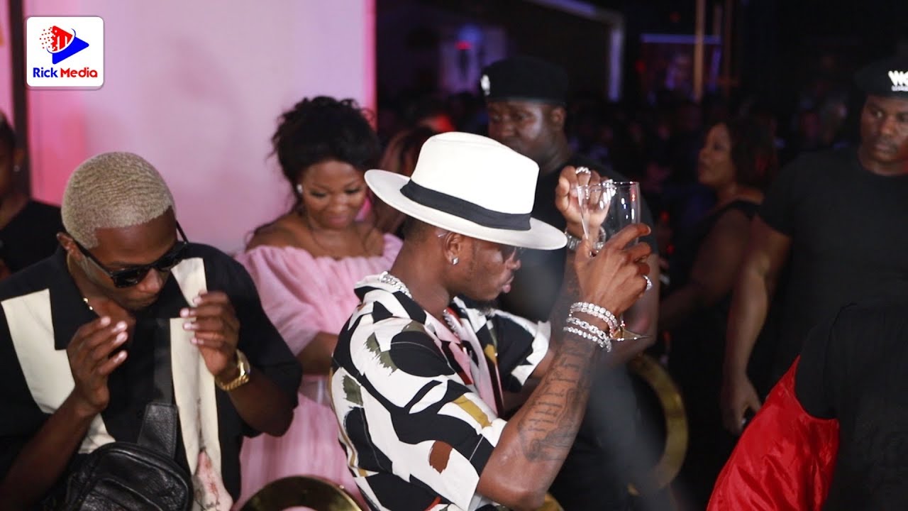 VIDEO: DIAMOND Akicheza WIMBO wa HARMONIZE 'UNO' Mbele ya HADHARA - YouTube