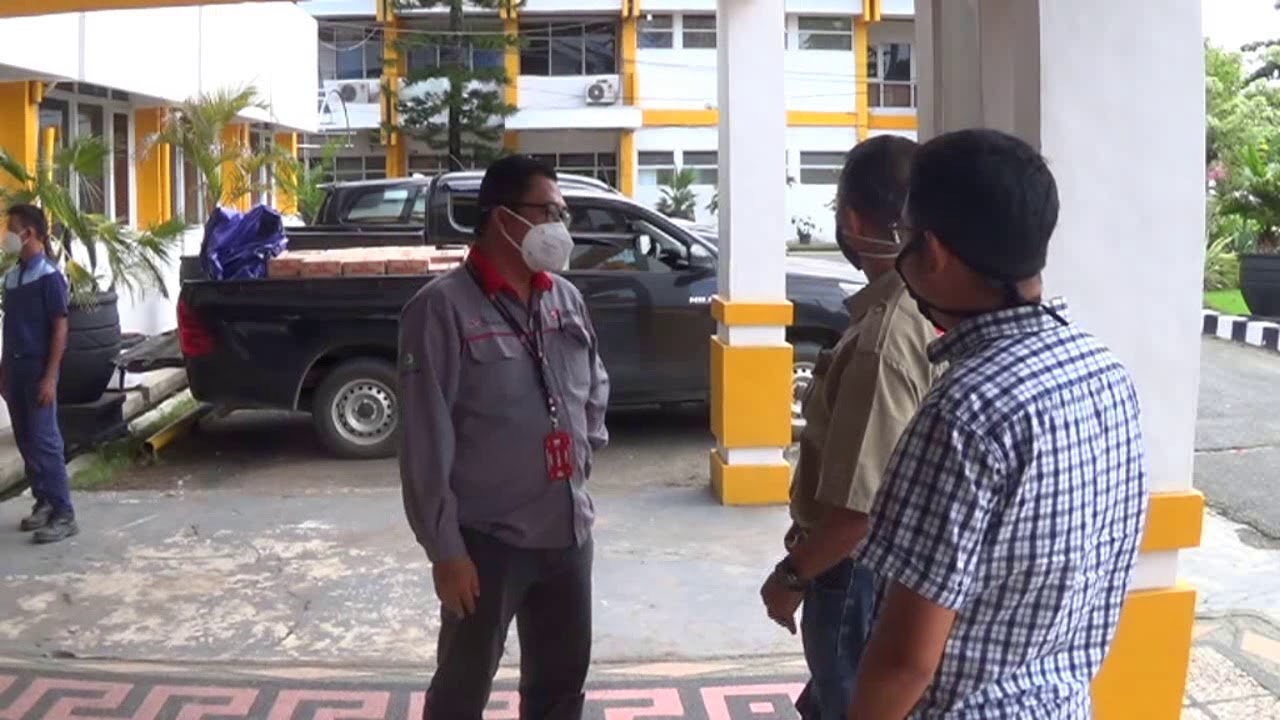 COVID-19, PT Smart Tarjun Juga Serahkan Bantuan ke Posko Sekitar ...