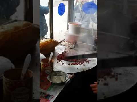 Tostçu Mahmut Soğuk Kış Gününde Tost ve Çayla İnsanların İçini Isıtıyor