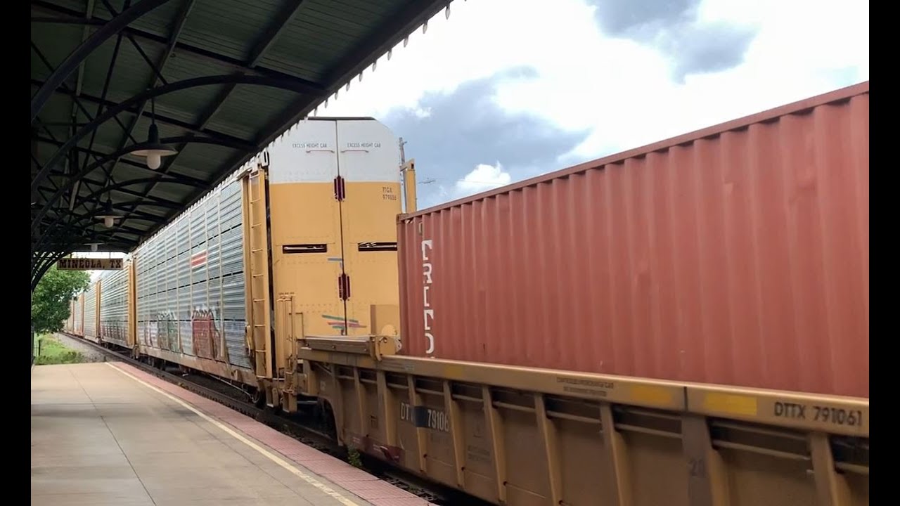 2022-08-23c Union Pacific Autoracks and Stacks - YouTube