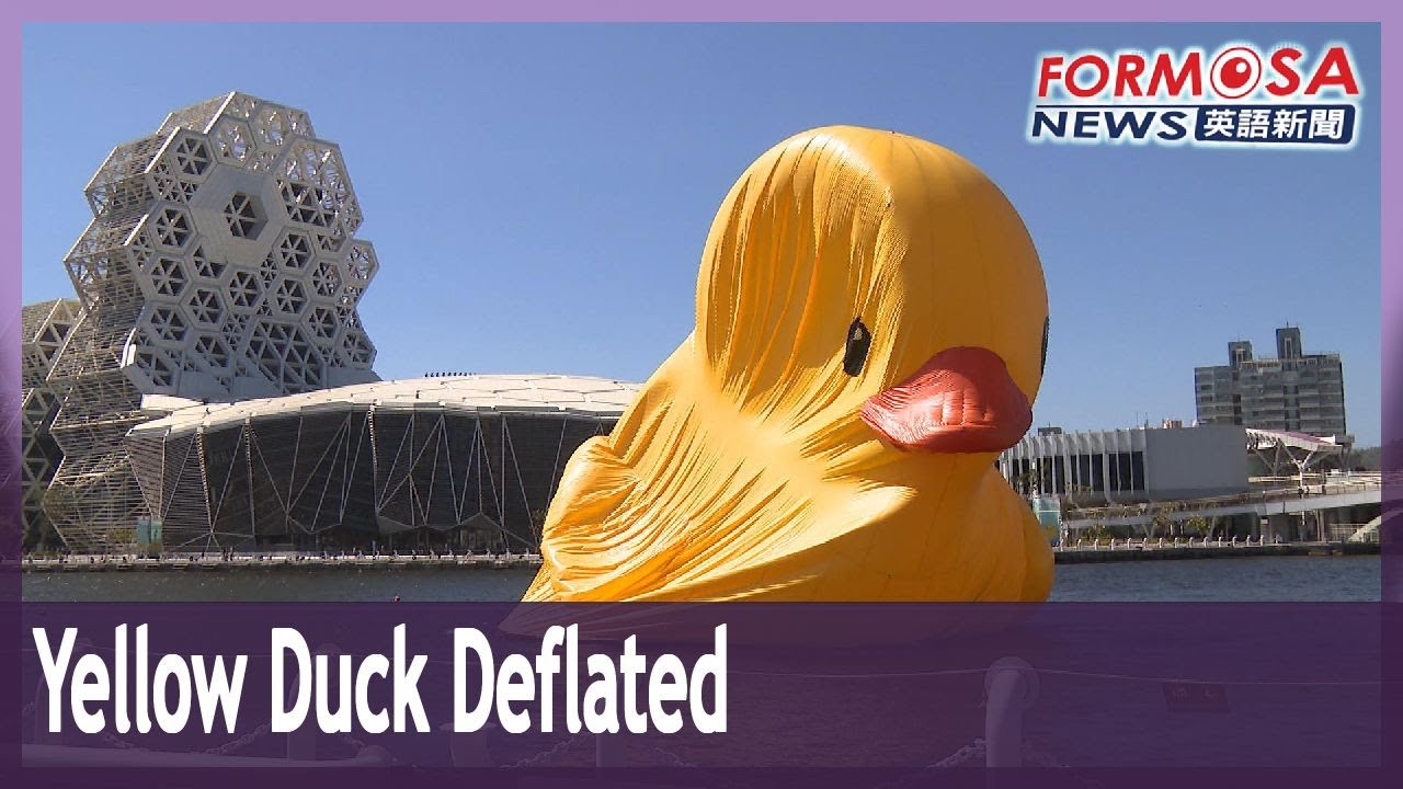 Strong wind deflates Kaohsiung’s yellow rubber duck｜Taiwan News - YouTube