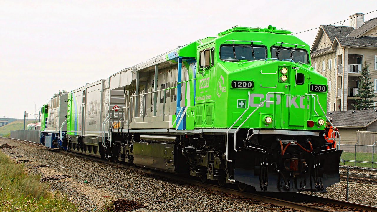 ULTRA RARE! CPKC 1200 Hydrogen unit leading CP Hydrogen train at ...