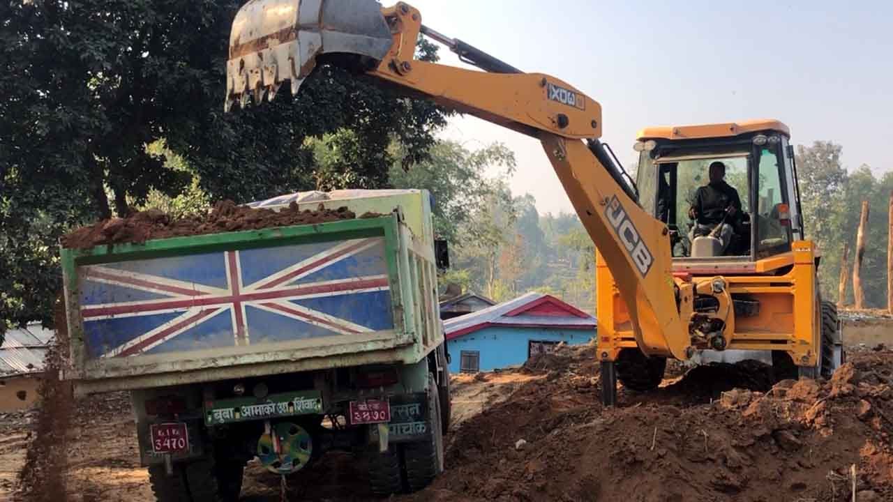 Loading Soil Video / Backhoe Loader Loading Soil In Tripper Dump 21 ...