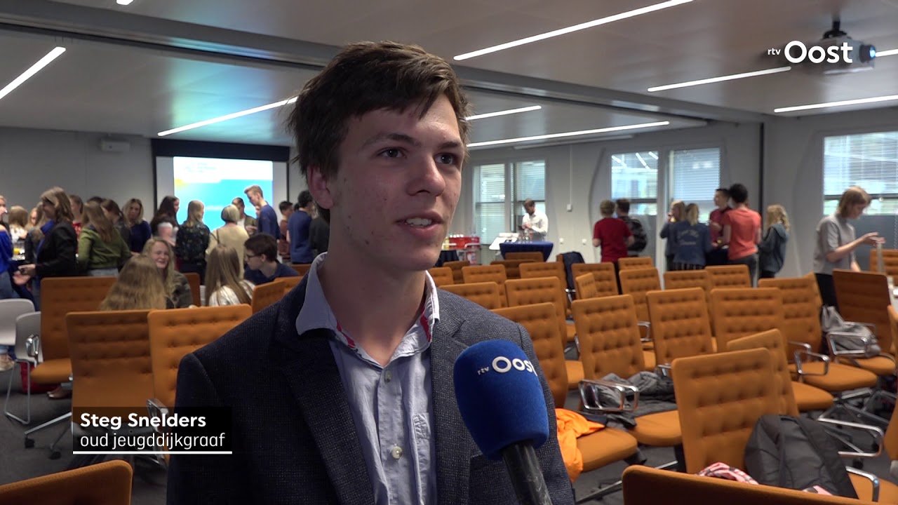 Anna Spijkervet (16) uit Wanneperveen beëdigd tot jeugddijkgraaf - YouTube
