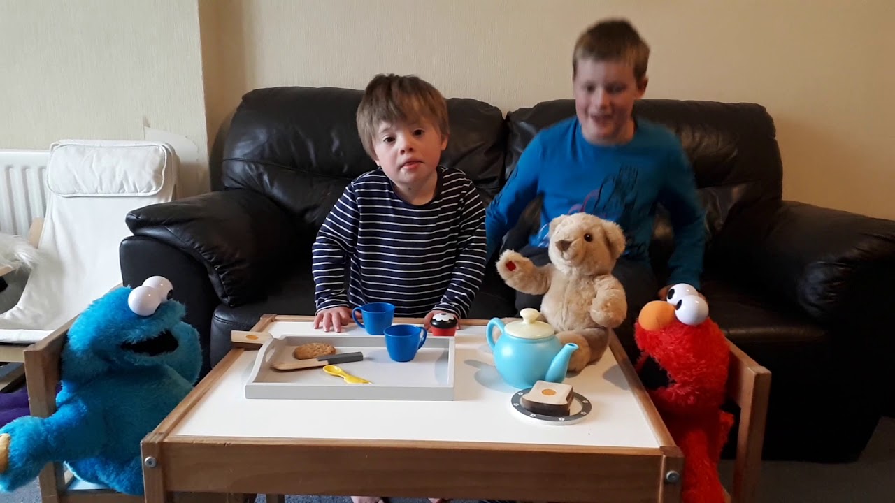 Makaton sign for table - YouTube