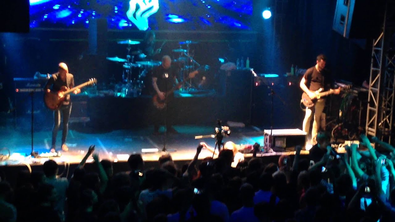 Flyleaf - Broken Wings [@Moscow Hall, 19.09.2013] - YouTube
