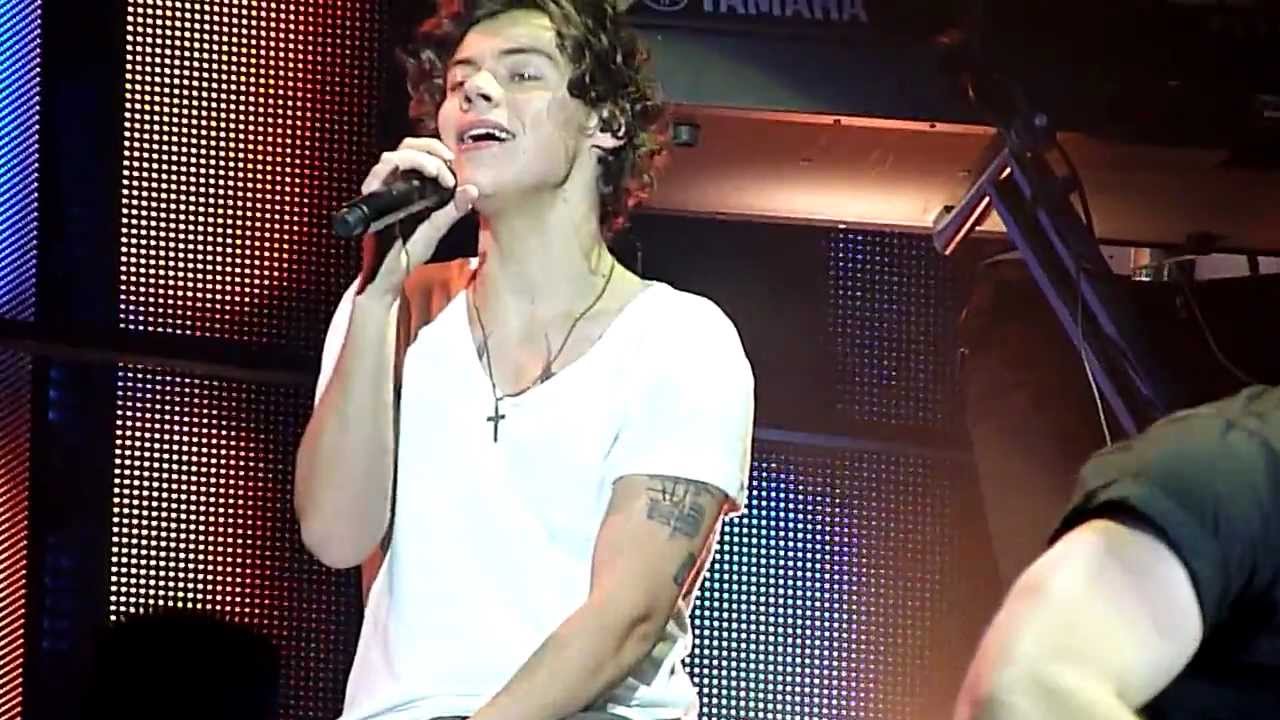 One Direction - Summer Love FRONT ROW (Glasgow 27th Of February) - YouTube