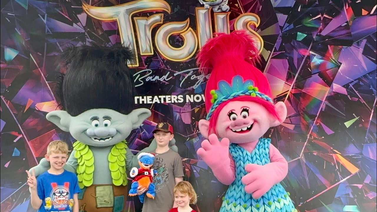 Trolls Band Together Meet and Greet at Universal Studios! - YouTube
